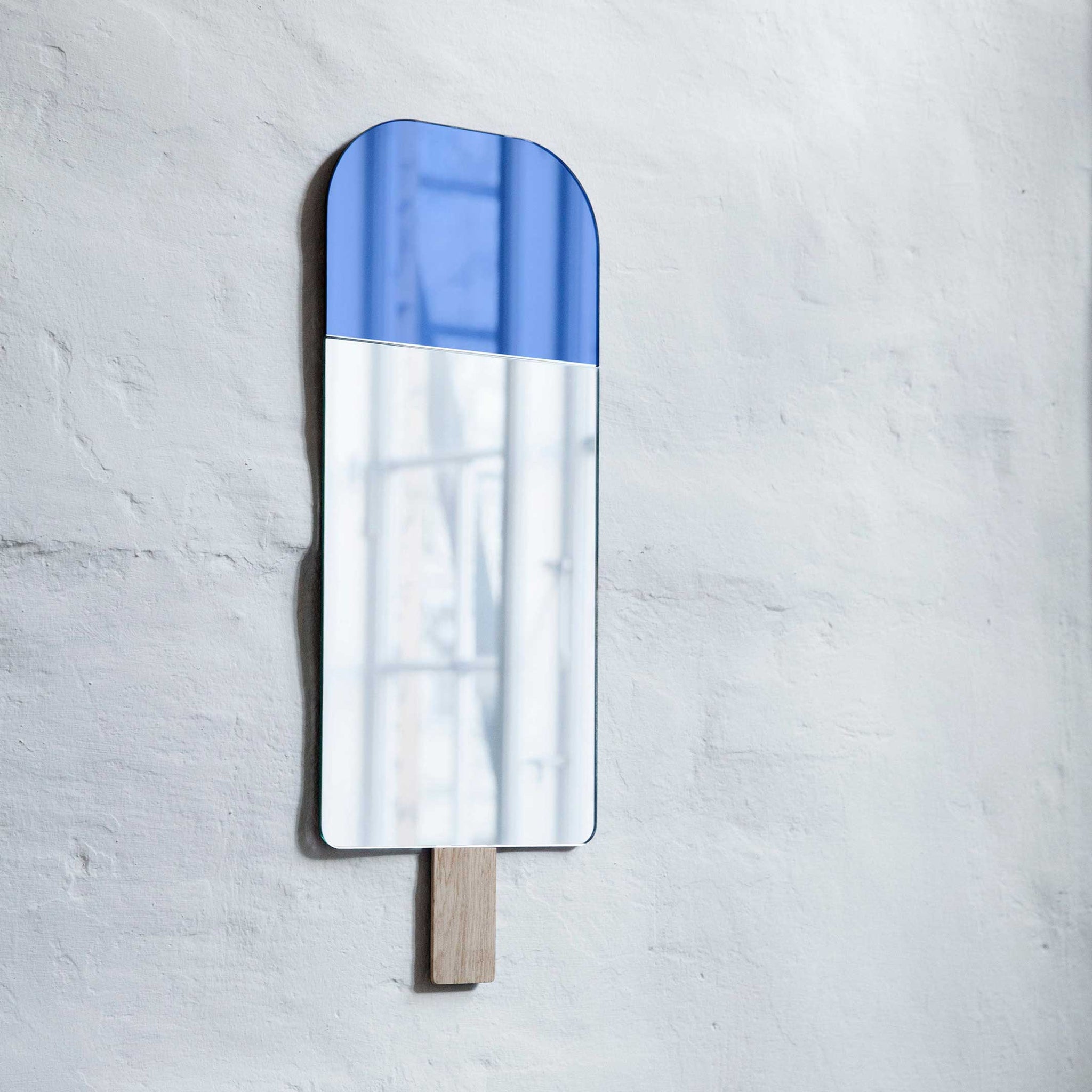 ICE CREAM MIRROR - Blauer Wandspiegel - Nicole & Tor Vitner Servé | EO