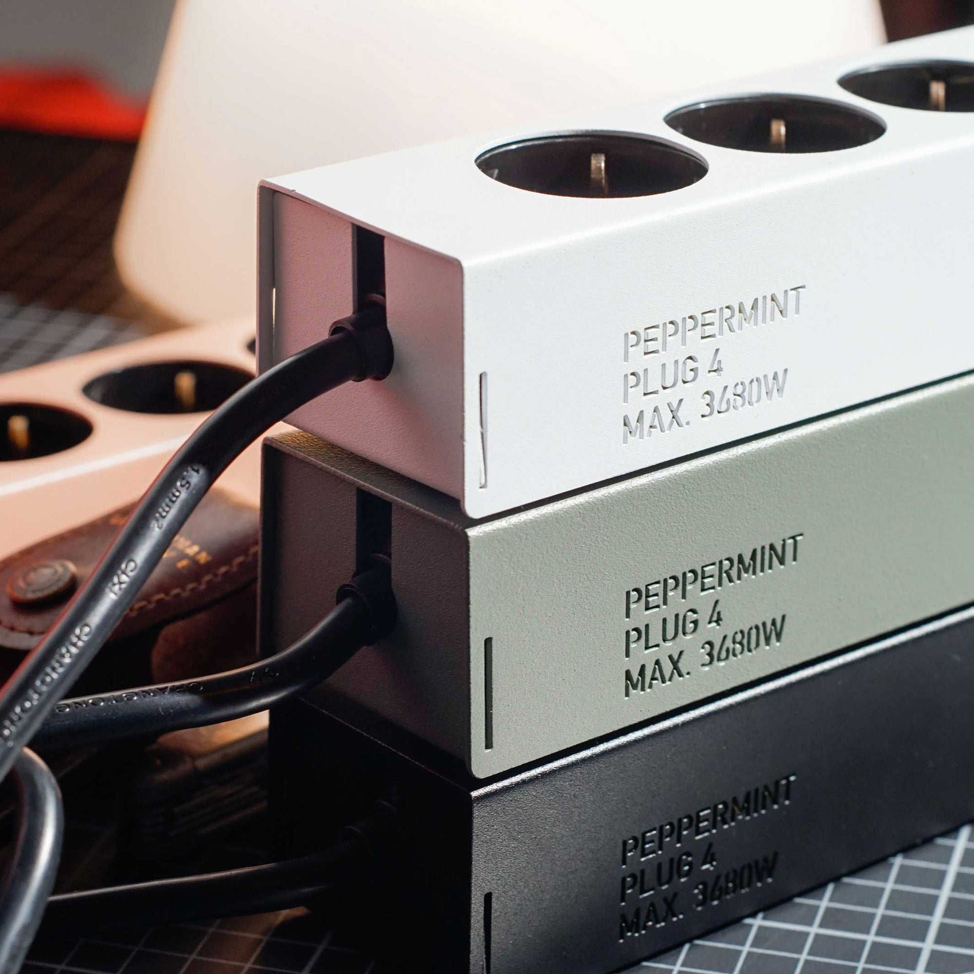 PLUG 4 | 4er MEHRFACH-STECKDOSEN-LEISTEN | matte Stahlverkleidung | Pe