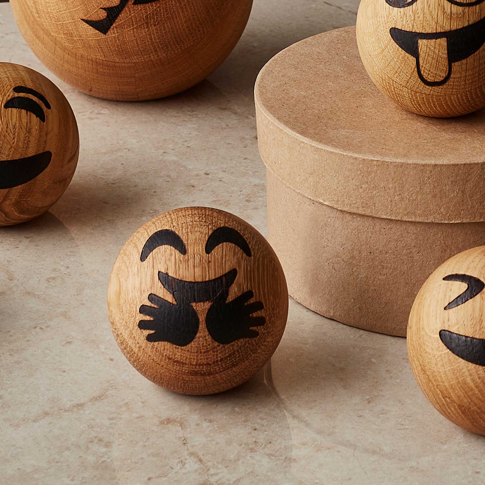 SPRING EMOTIONS | HUG | Gesicht mit Umarmung | Holz EMOTICONS | mencke